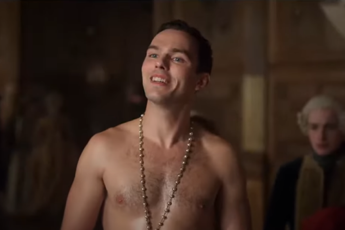 Nicholas Hoult svela il trucco che l'ha aiutato a recitare completamente nudo davanti a 30 persone